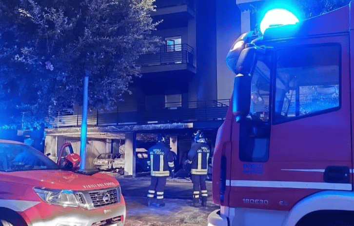 Due auto prendono fuoco in un box, evacuate otto famiglie - Senza Colonne News - Quotidiano di ...