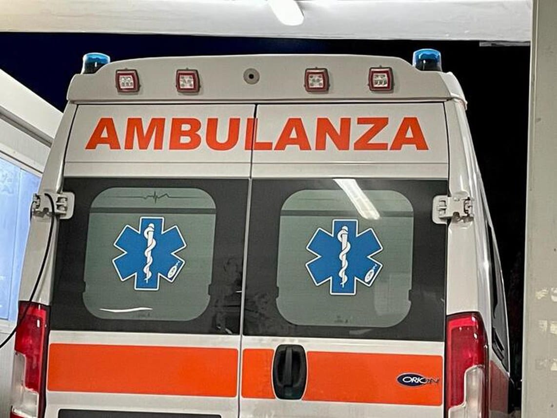 Ambulanza in servizio tampona auto parcheggiata, ritirata patente ad ...